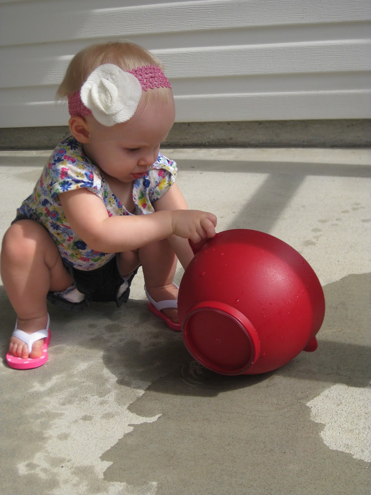 Teacher Turned Momma: (Ridiculously) Simple Water Play Teacher Turned Momma: (Ridiculously) Simple Water Play