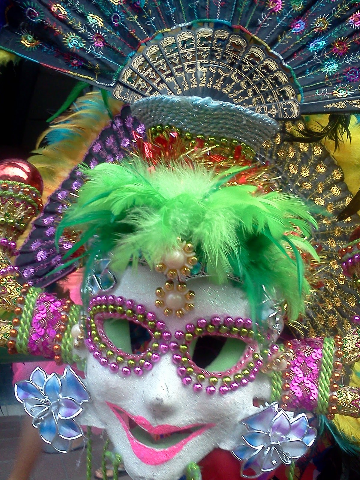 shall-LAN-good-D-eye: Masskara! (...maskin sa plaza ra! haha..)