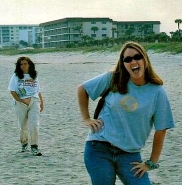 Embarrassing Beach Photos | Funnilogy