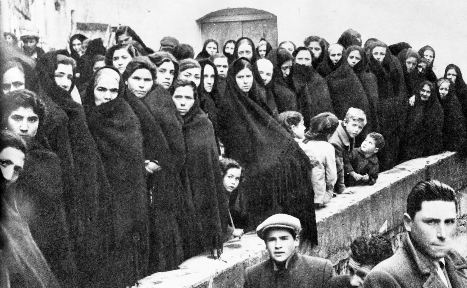 ReportageSicilia: L'OSSEQUIO DI VILLALBA PER I FUNERALI DI DON CALO ...