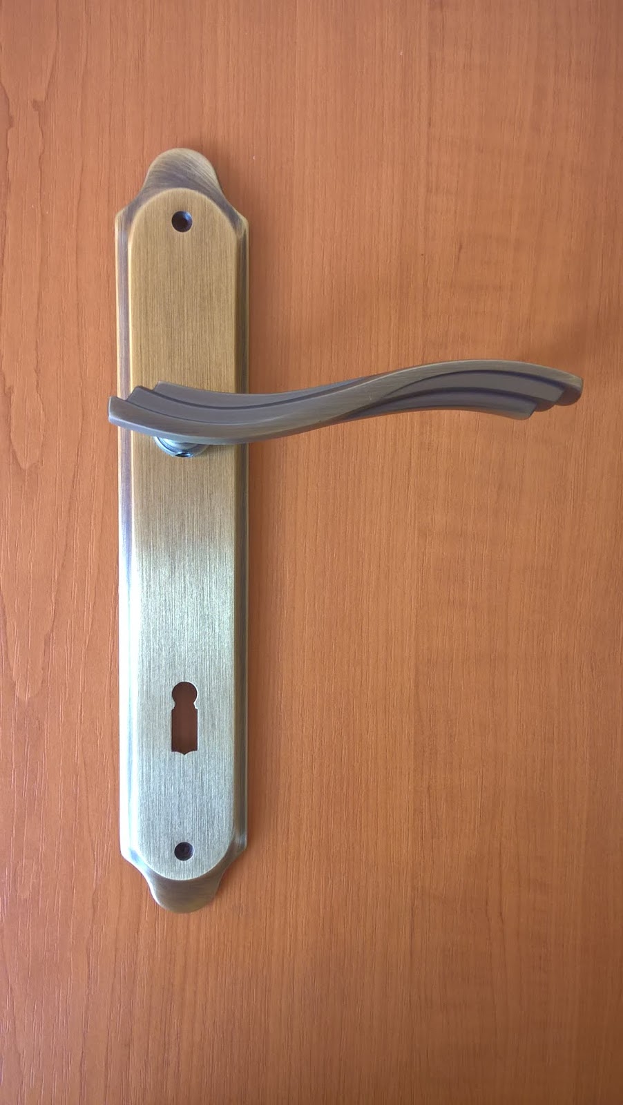 Feronerie Usi SRL- silduri clante manere usi interior si exterior ...