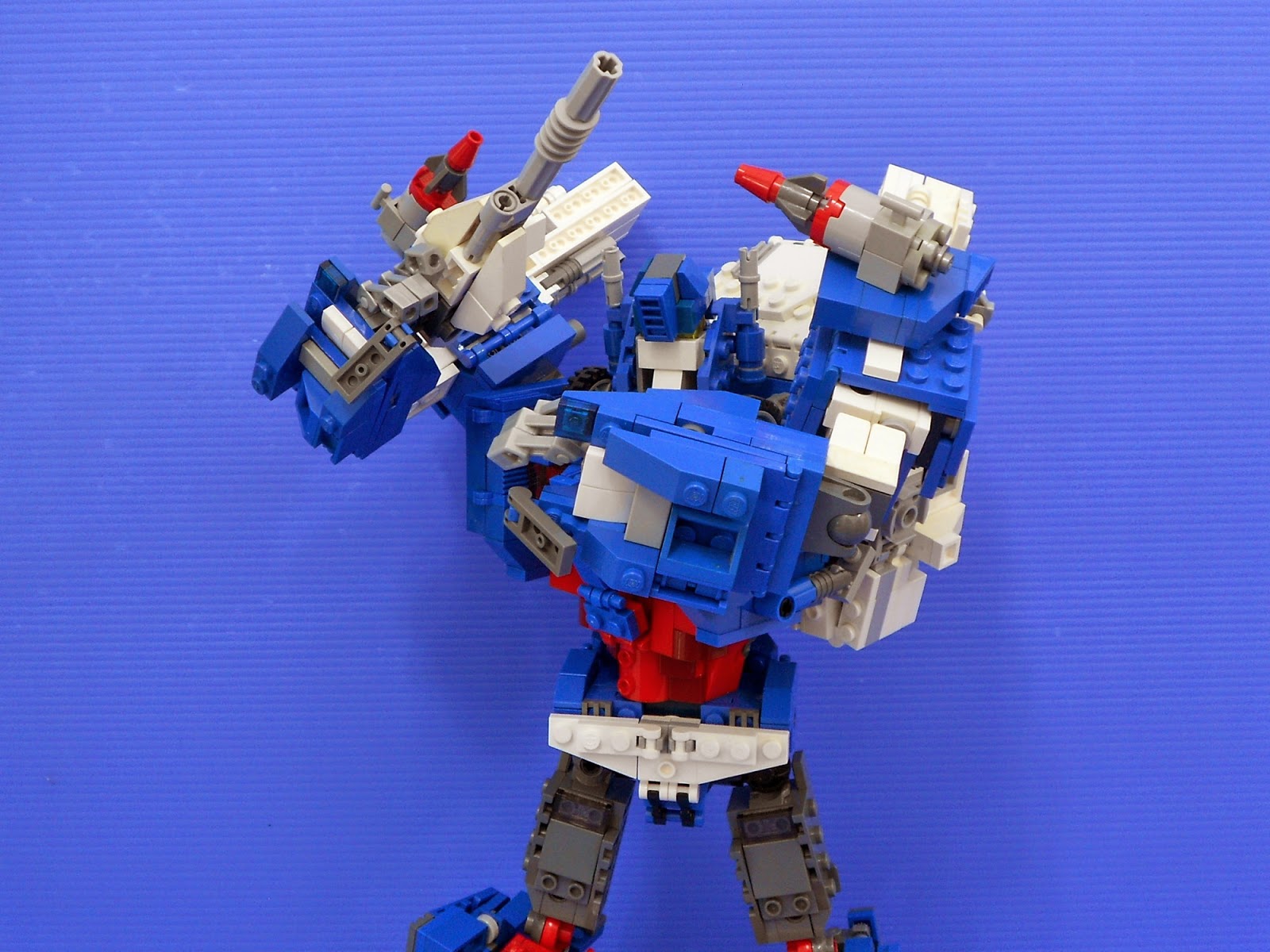 Alanyuppie's LEGO Transformers: LEGO Ultra magnus: Part 3 of 3 (Robot mode)