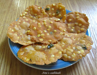 mama's cookbook: Nippatlu/Pappu chekkalu (Rice crackers)