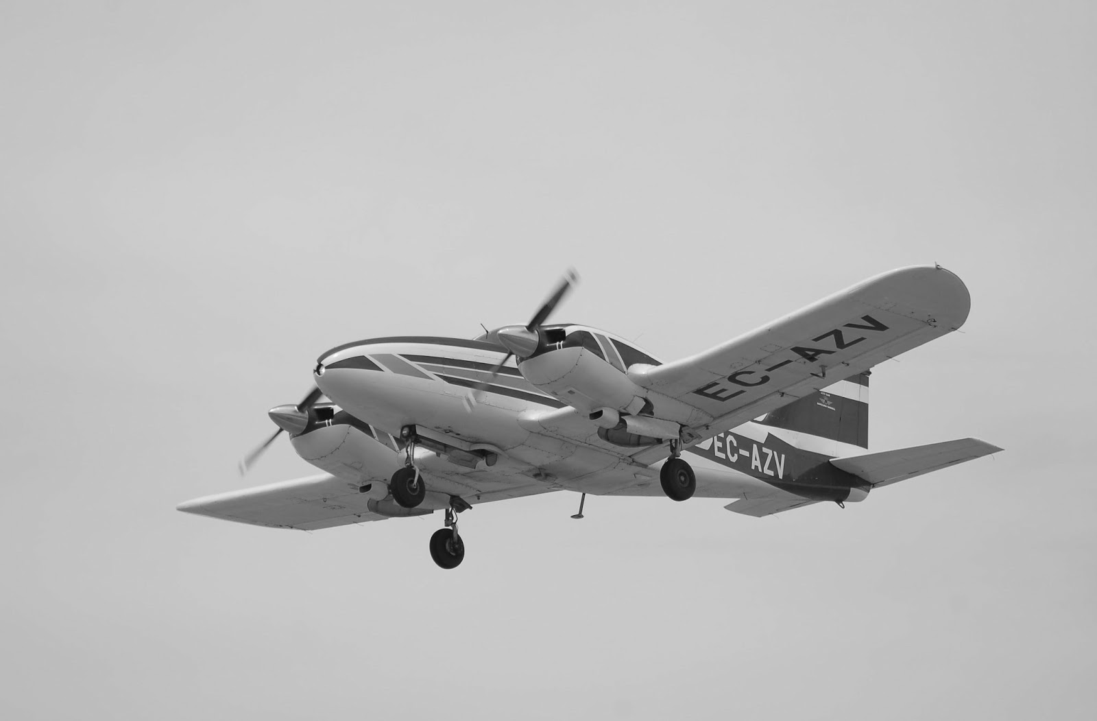 Aviación por Leandro : AVIÓN BIMOTOR PIPER PA-27 "AZTEC"