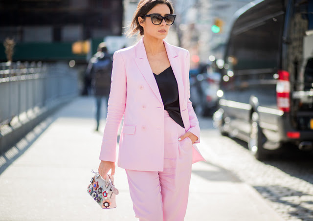 SEASONAL TREND; EL TRAJE ROSA.-
