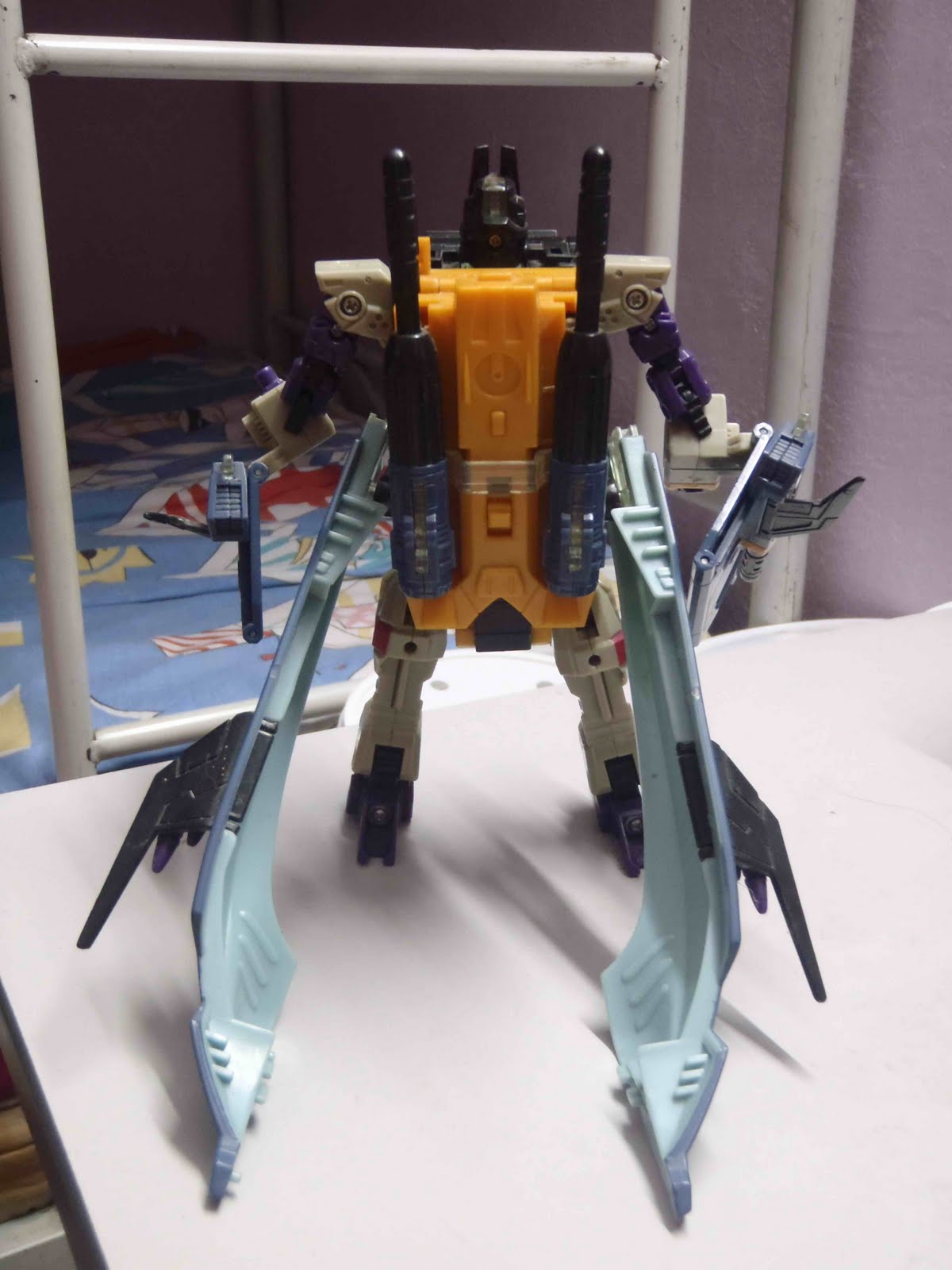 New Planet Cybertron: Transformers Review: Mirage (Energon Voyager-Class)