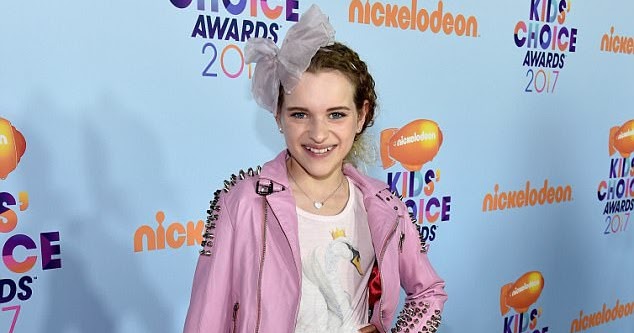 NickALive!: Surfer Sabre Norris gets slimed at Nickelodeon's 2017 Kids ...