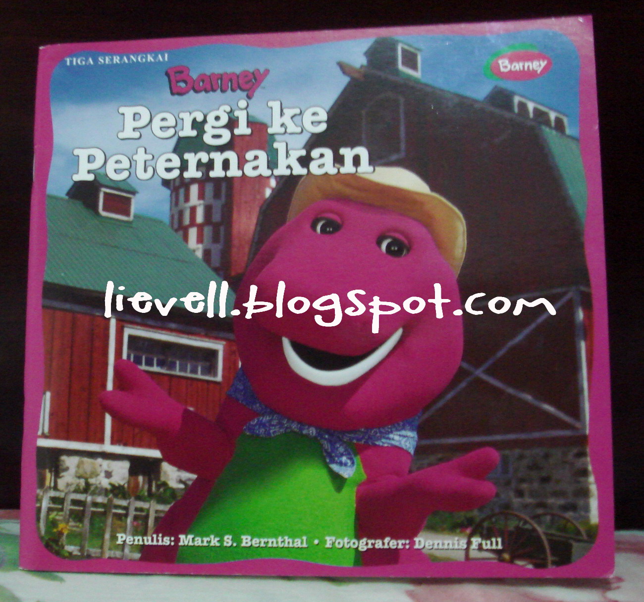 Simply-hood: Reading Books : Barney goes to Farm