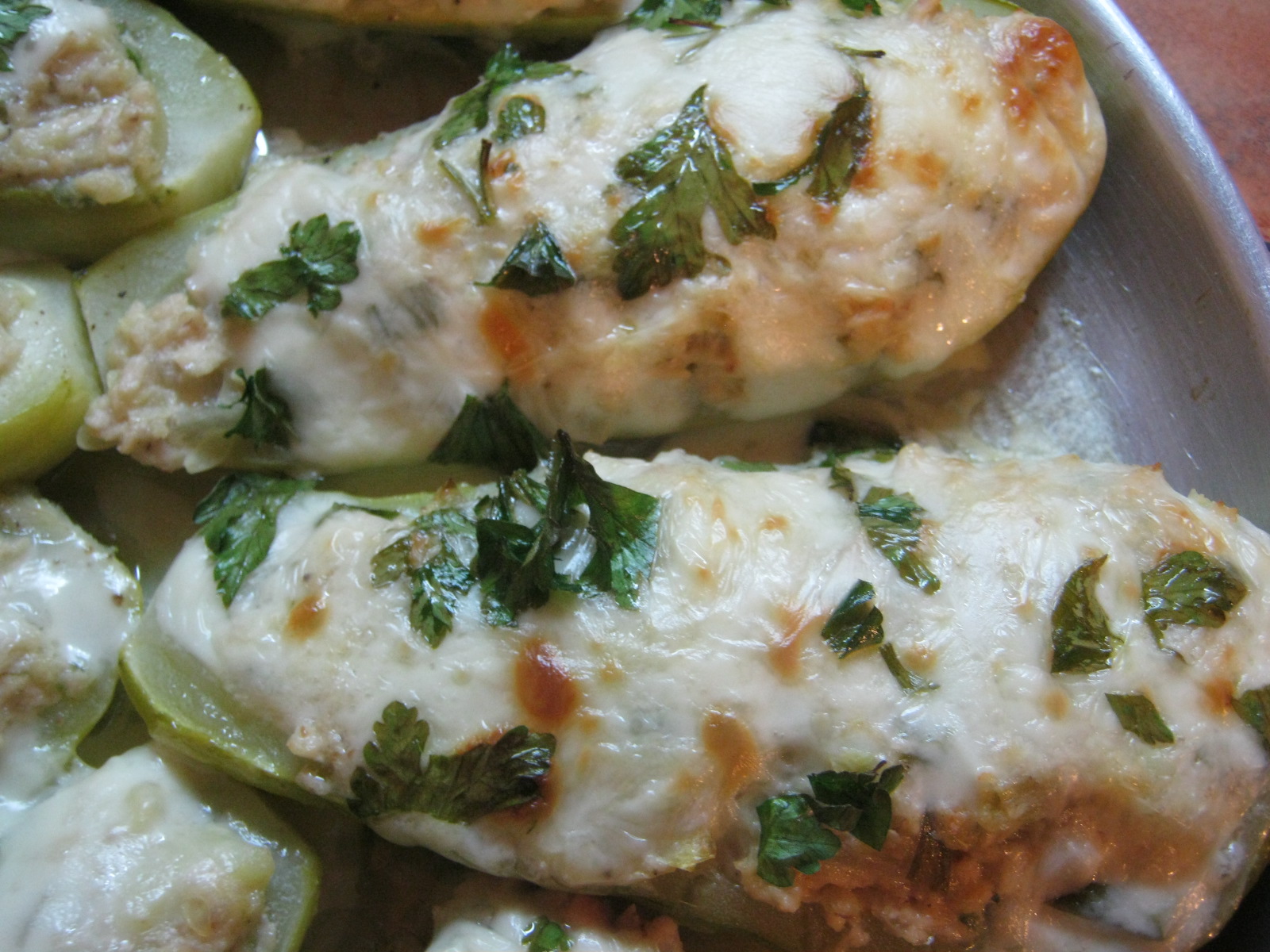 Zucchini Rellenos con Verdeo y Pollo al Graten