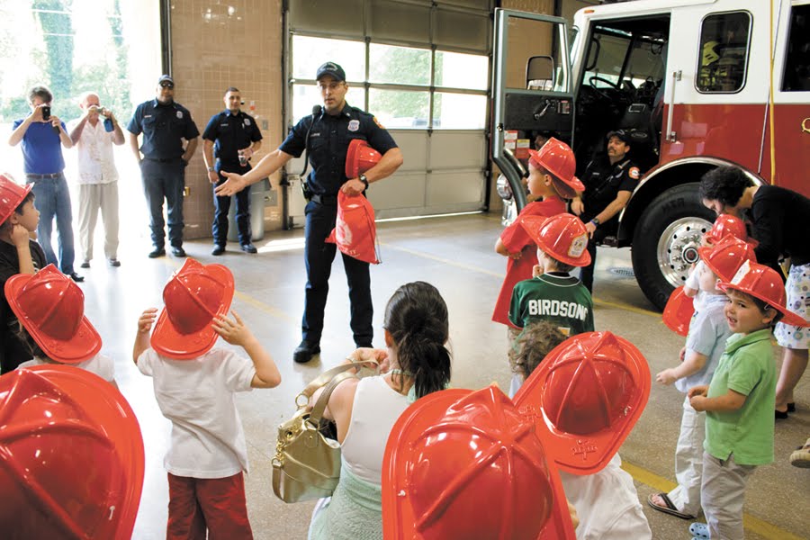 Los cuerpos de bomberos de los diferentes países suelen recibir a los ...