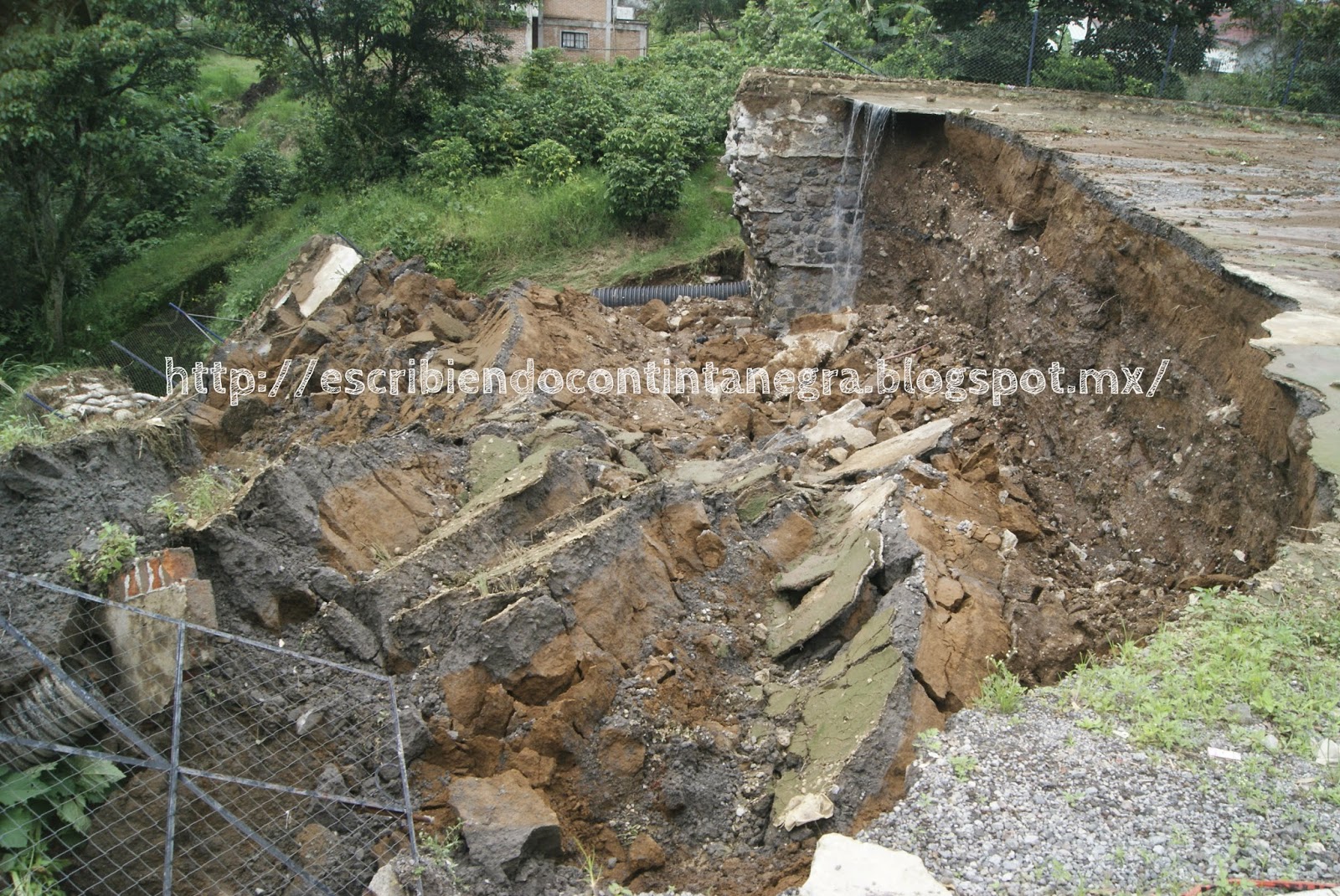 Escribiendo con "Tinta Negra": SE DERRUMBA MURO DE CONTENCIÓN EN PARQUE ...