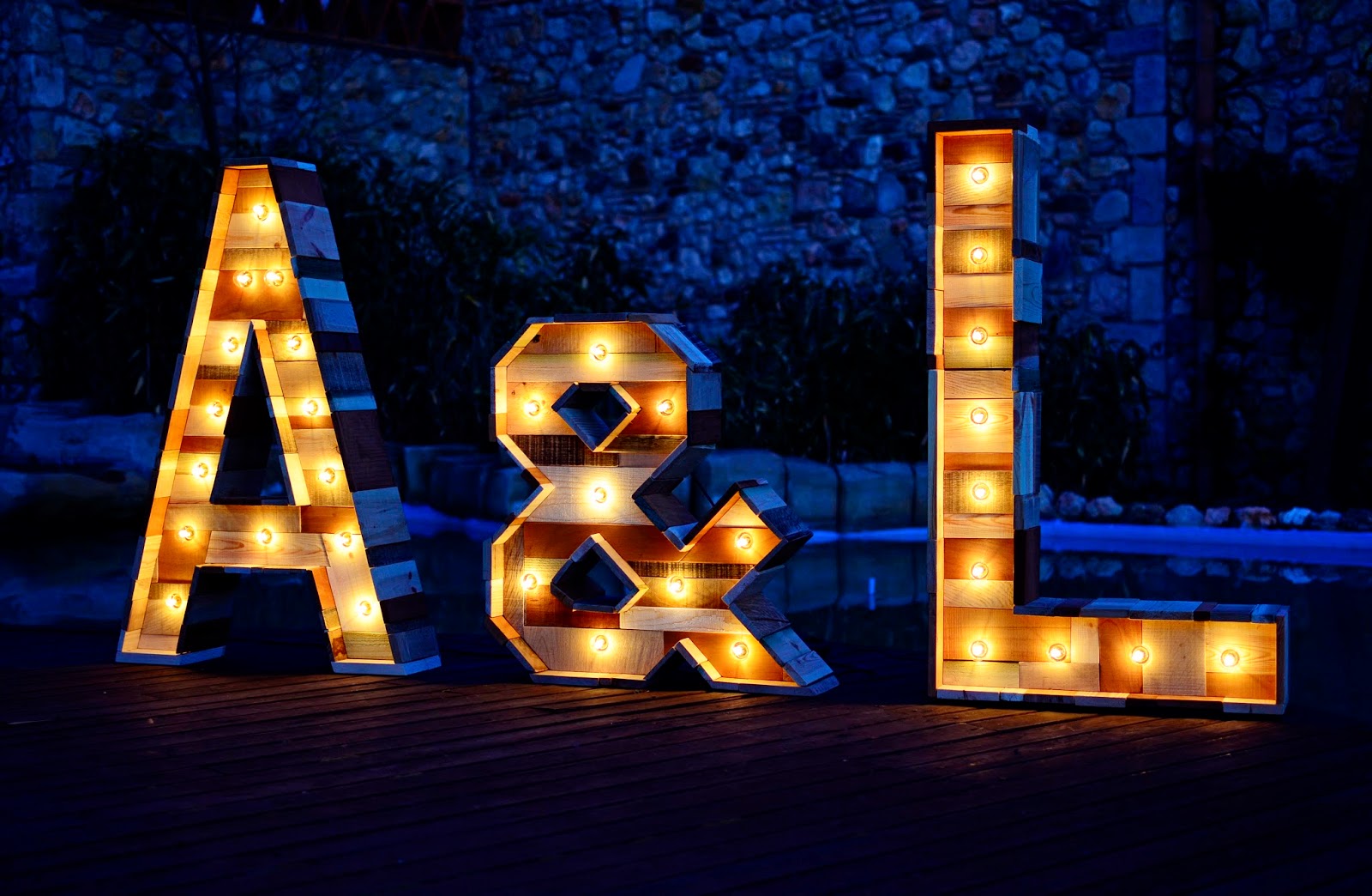 Light Wood Love : Decora tu boda con letras luminosas