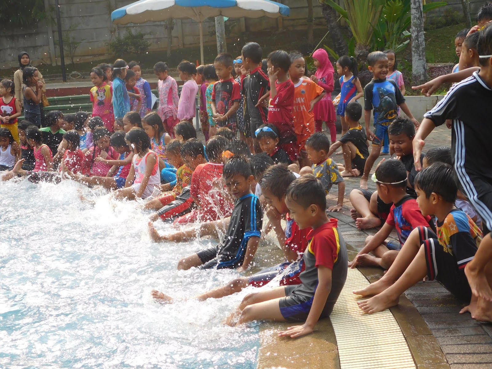 SD NEGERI CIBADAK BOGOR: Kegiatan Outing Class Renang