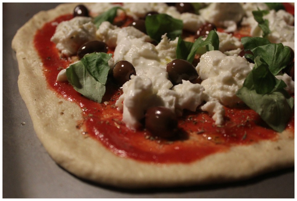 Pizza di semola di grano duro rimacinata, con mozzarella di bufala ...