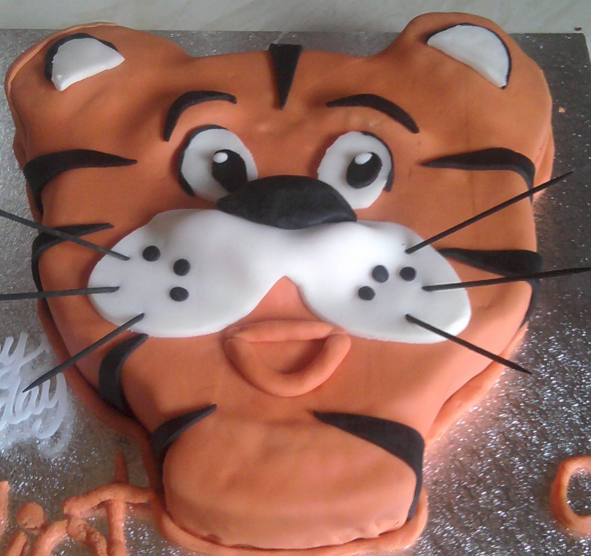 An expat Mum's adventures in Brum: Tiger cake and Number 7 cake