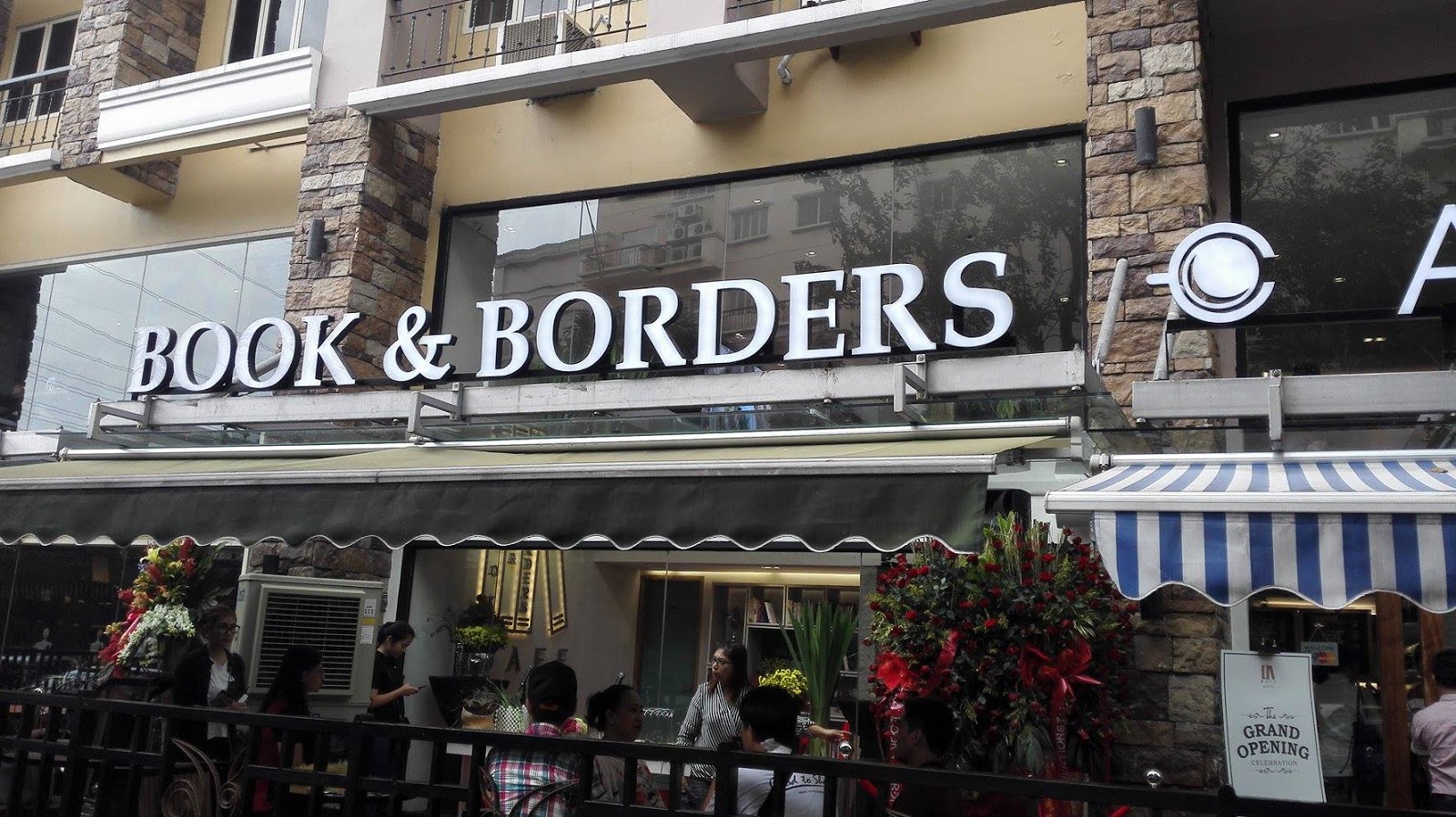 Lemon GreenTea: Book & Borders: The best place to grab a book and coffee