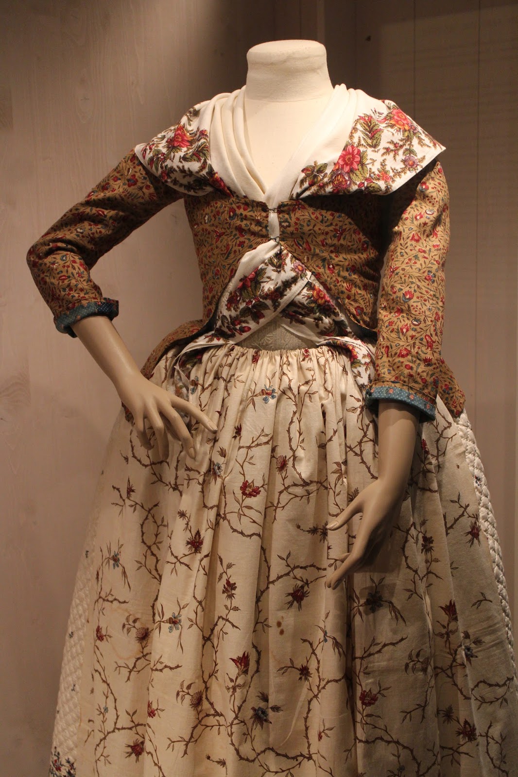 Chez Mark et Marcel: Costume provençal