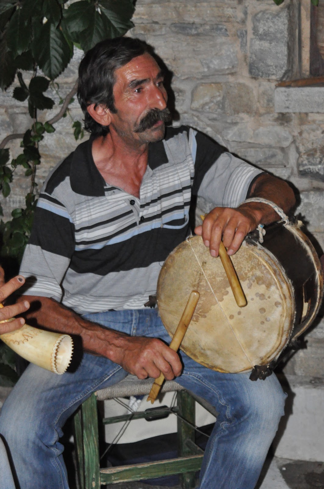 giorgosbourolias: με τσαμπουνα και τουμπακι στο φιλωτι (ναξος)