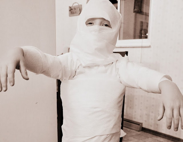 Toilet Paper Mummy Game For Halloween Parties | SoFestive.com