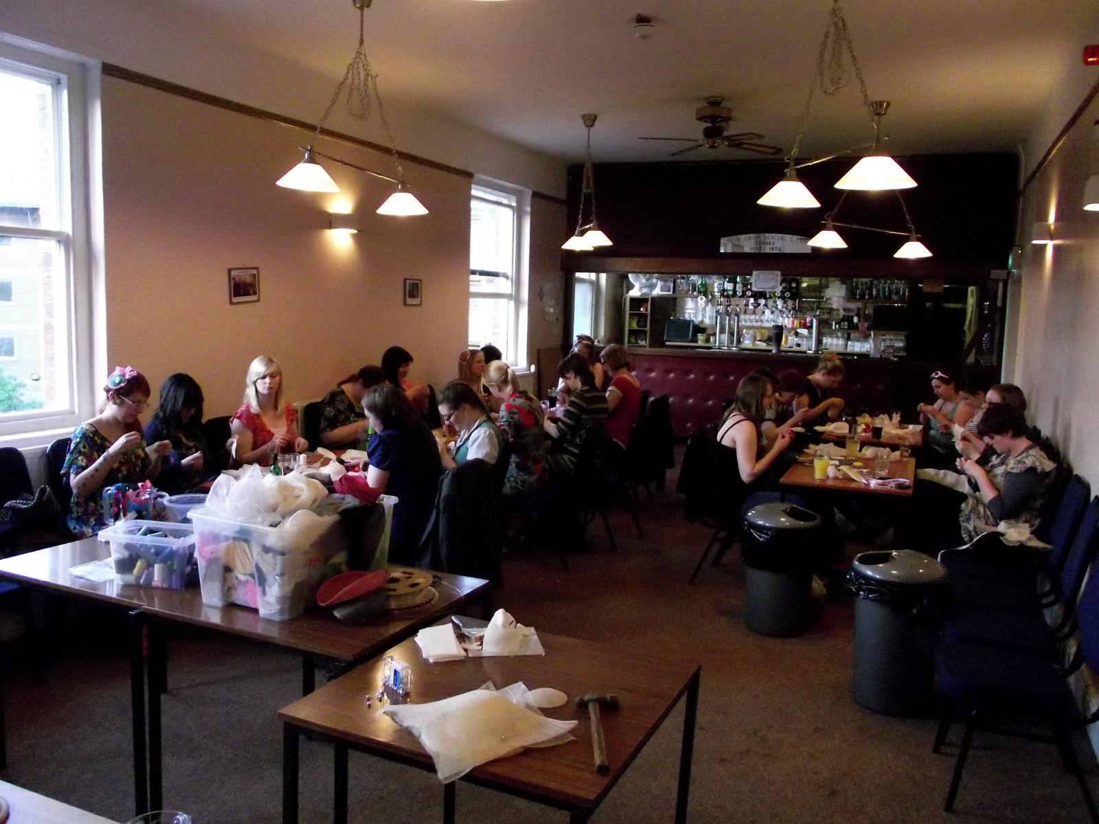 Buns & Roses WI: (Sina)Major Tom - Fascinator making