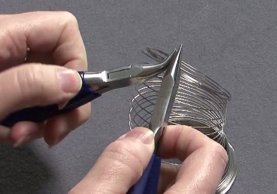 How to Cut Memory Wire without Using Cutters / The Beading Gem