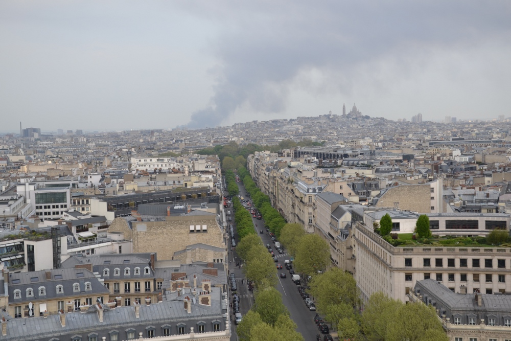 Kolmenimemees: Roosa Pariis, viimane rahukevad, VI. Triumfikaar ja ...