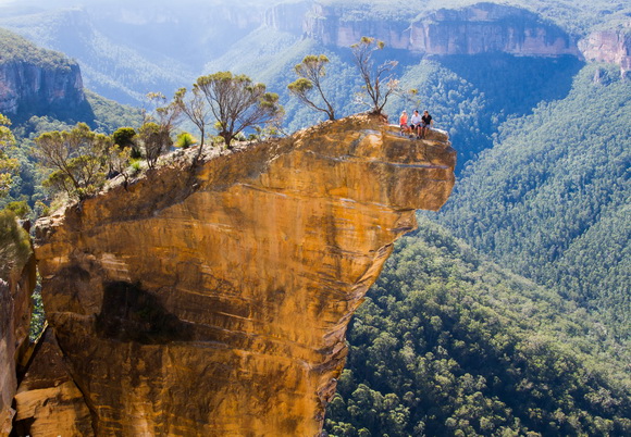 THE WORLD GEOGRAPHY: 10 Spectacular Overhanging Rocks