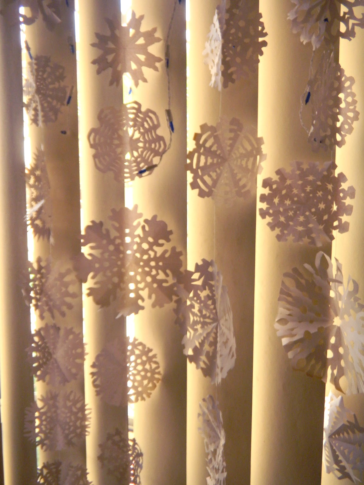 Jaffajaf is nonsense: Happy December | Snowflake Curtain DIY