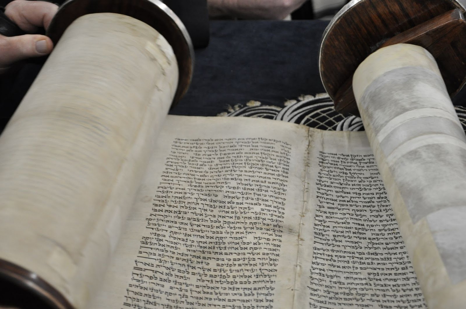 דולה ומשקה: Pictures: The Rebbe and the Baal Shem Tov's Sefer Torah