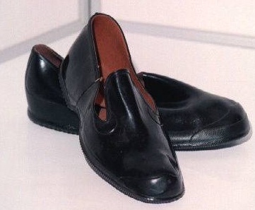 PÅ LIVETS TRASSLIGA BASTMATTA: Att ha ordentligt på fötterna