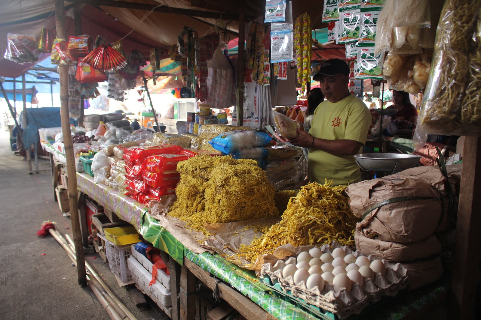 Stay, Stray, Play and Feast: Buhi Wet Market: Tilapia, Tabios and Rock ...