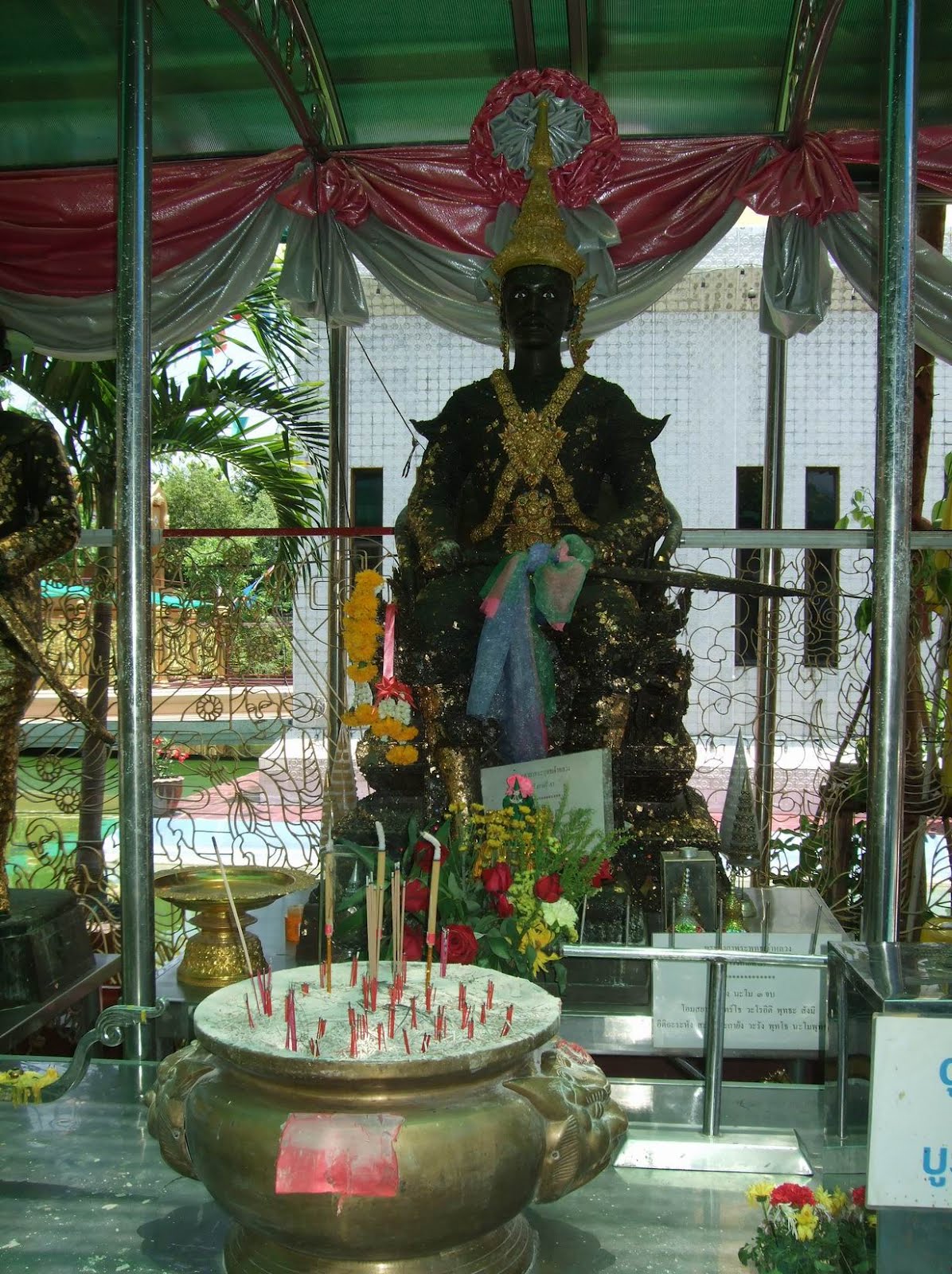 Wayne's Dhamma Blog 水月佛法博客: Wat LP Opasi in Bangkok