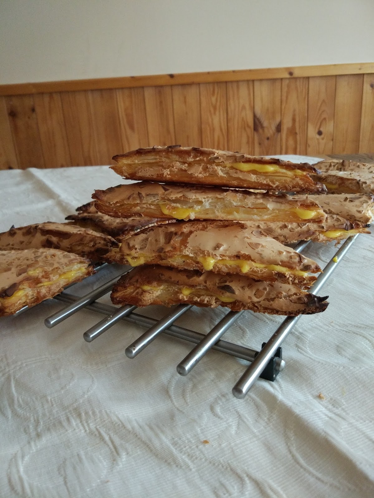 With Chocolate Brown: Jesuítas com Doce de Ovos