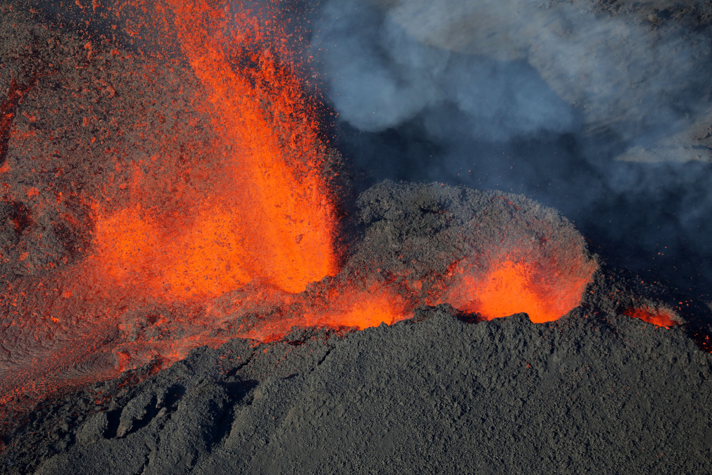 The Big Wobble : New Eruption on the Reunion island as the Piton de la ...