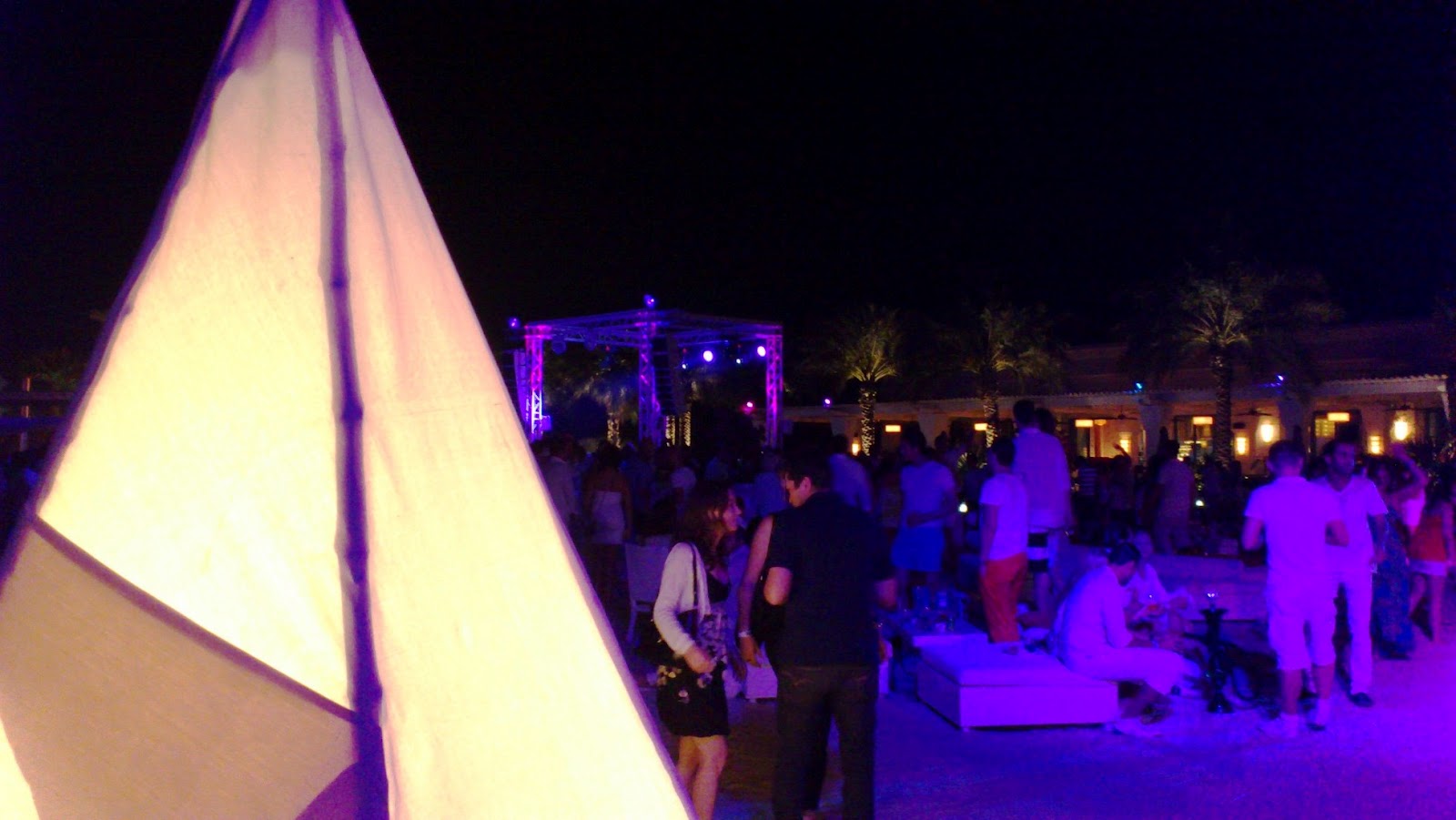 the viewing deck: Atlantis Dubai Nasimi Beach Clubbing