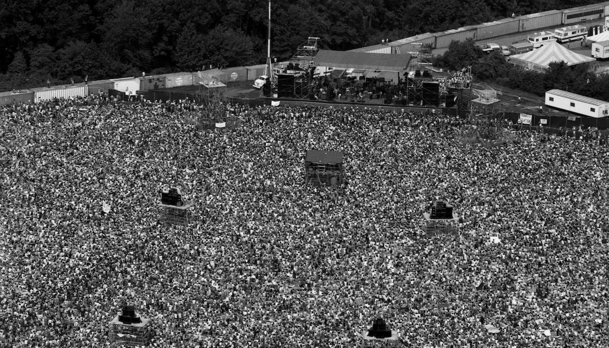 Historical Photos of Fans at the Grateful Dead's Concert at Raceway ...