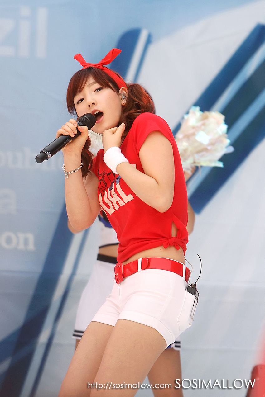 YGGJ from SOSIMALLOW: Taeyeon. Street cheering in Seoul. June 17, 2010.