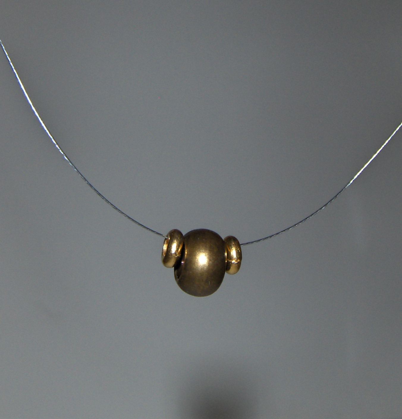 .: Collar casi invisible