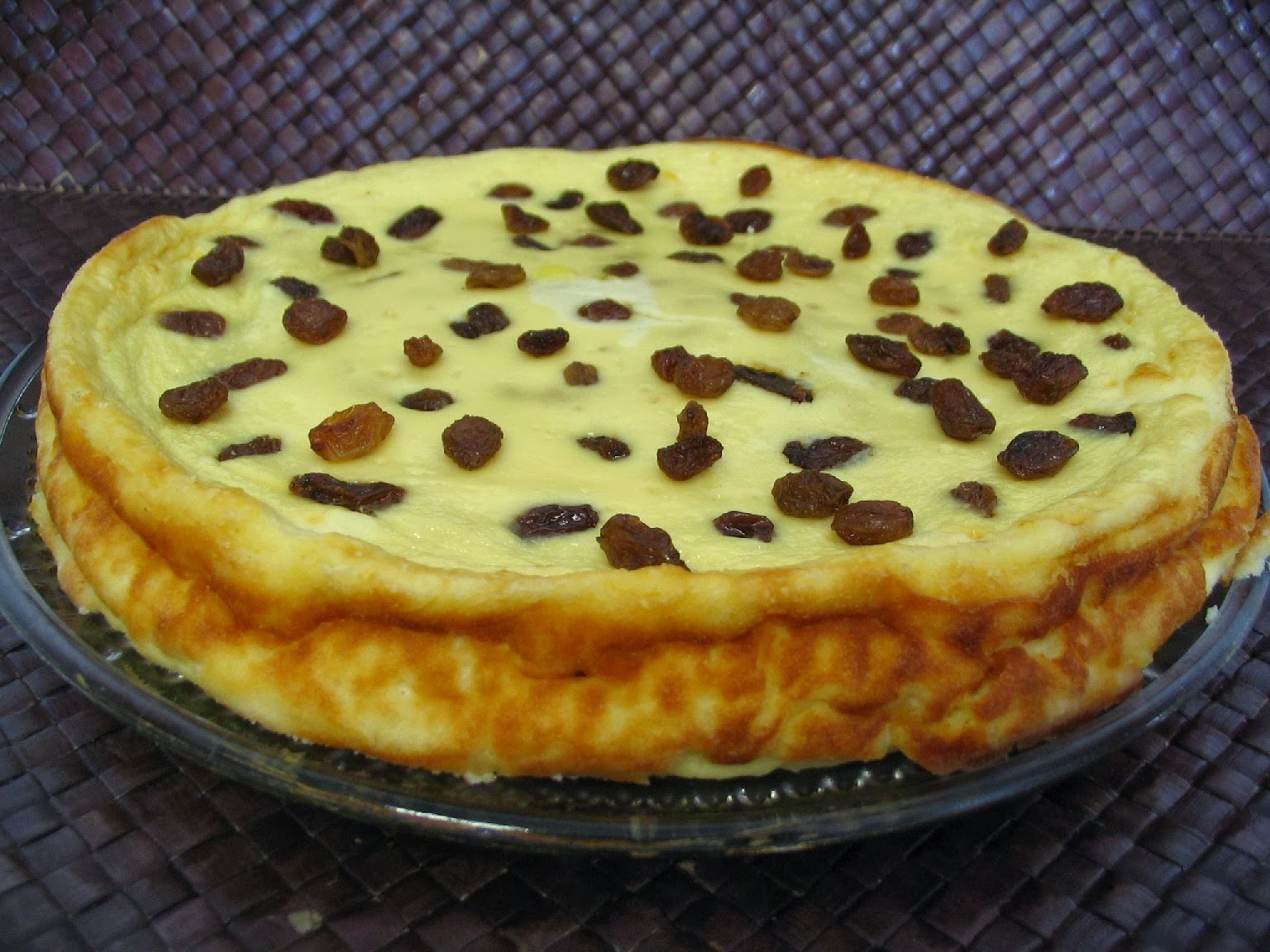LA CUCHARA CURIOSA: PASTEL DE REQUESÓN, PASAS Y… CHOCOLATE