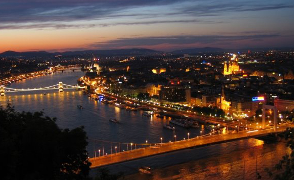 TRIP SERVICE NINIATSOUDI: ΧΡΙΣΤΟΥΓΕΝΝΑ ΒΟΥΔΑΠΕΣΤΗ ΒΙΕΝΝΗ ΜΕ 295euro