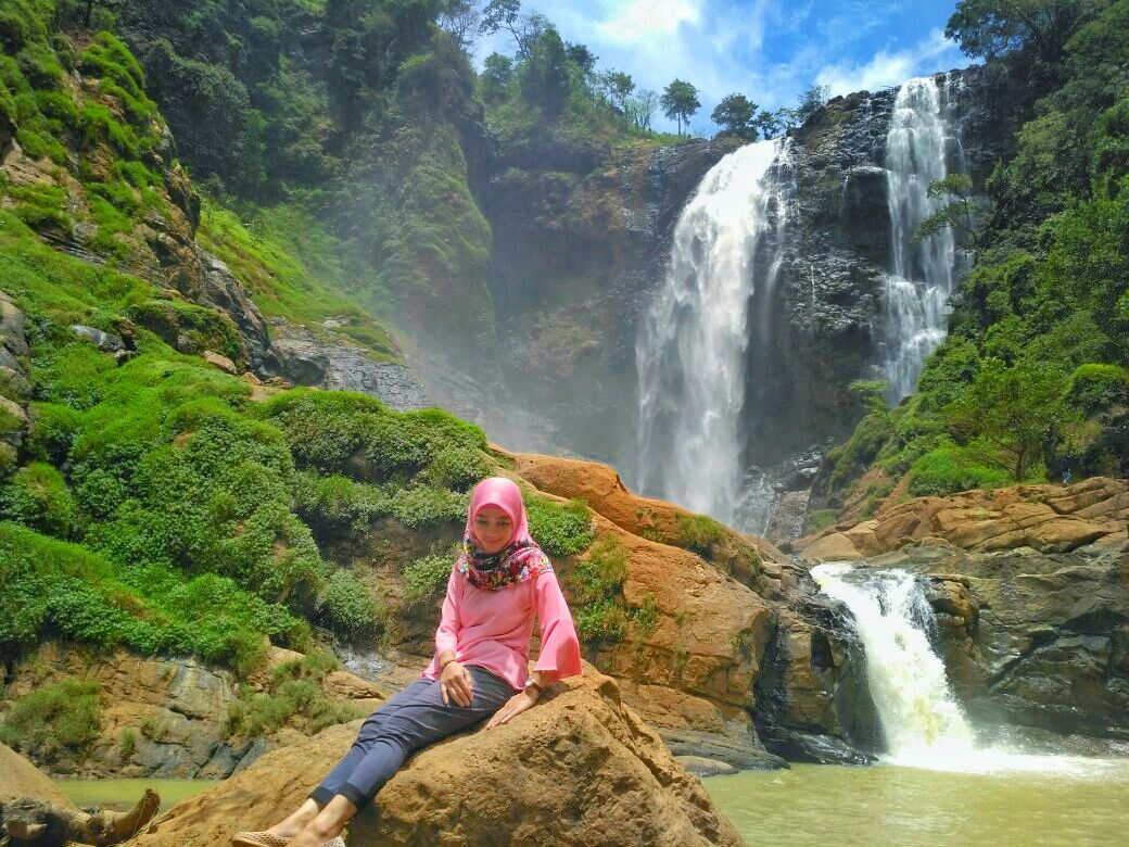 SENSASI SERIBU TANGGA CURUG PUNCAK MANIK YANG MEMPESONA