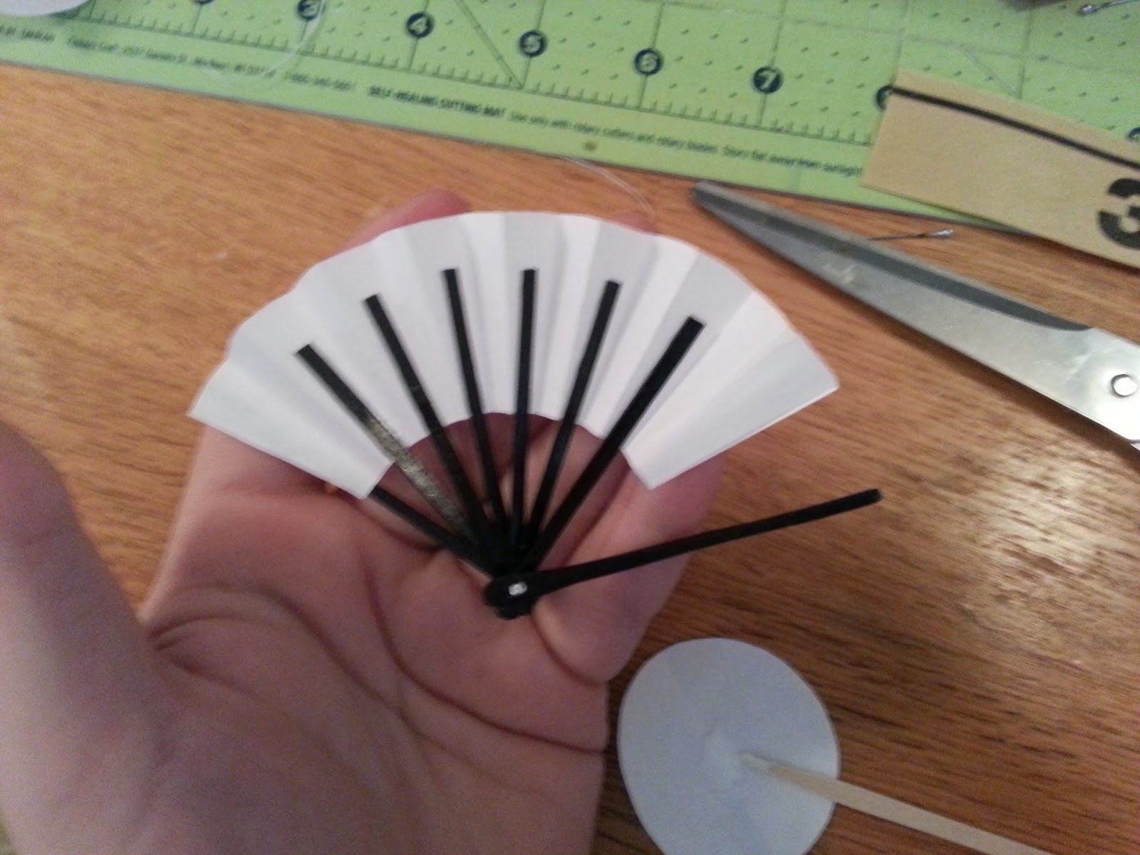 KIMONO LIFE: DIY Ichimatsu Doll: Doll Sized Fan Tutorial