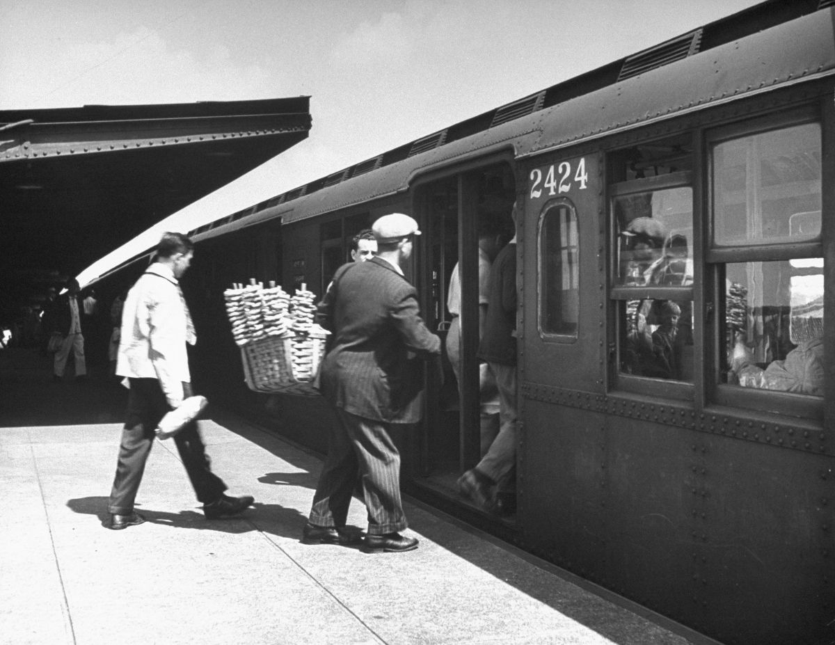 27 Amazing Vintage Photos Capture Everyday Life of Brooklyn in 1946 ...