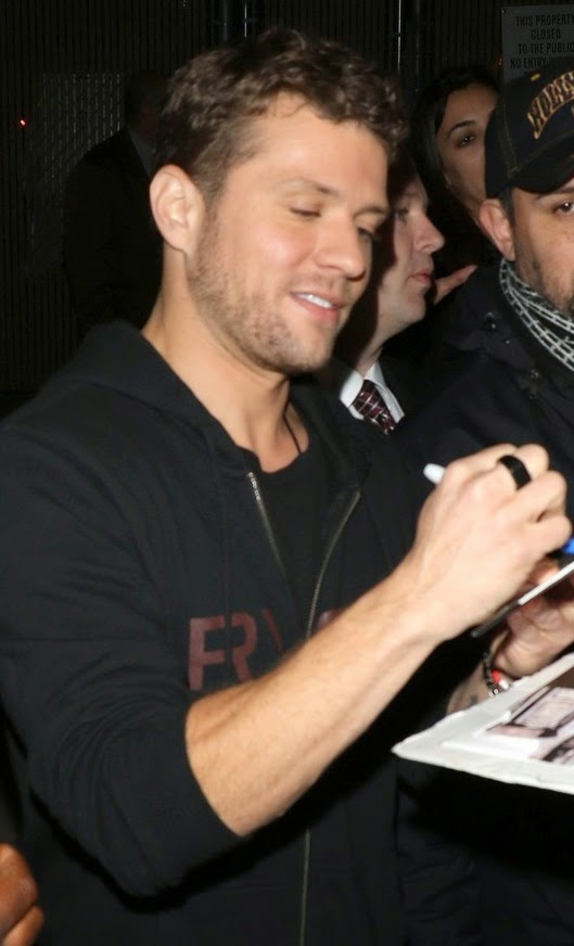 VJBrendan.com: Ryan Phillippe Signs Autographs Outside Of 'Jimmy Kimmel ...