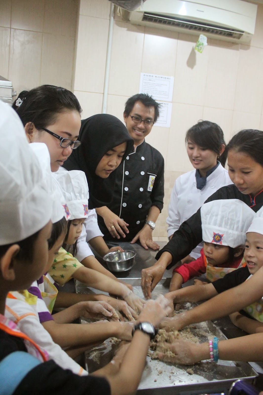 AKADEMI PARIWISATA MAJAPAHIT: Cooking Class Khusus Anak – Akpar ...
