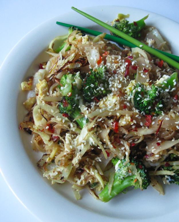 Provköket: Stekta risnudlar med vitkål och ägg