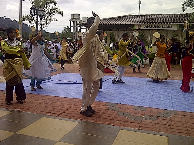 Khabar Pahang: "Berapa banyak Kerajaan (lain) yang jalankan ...