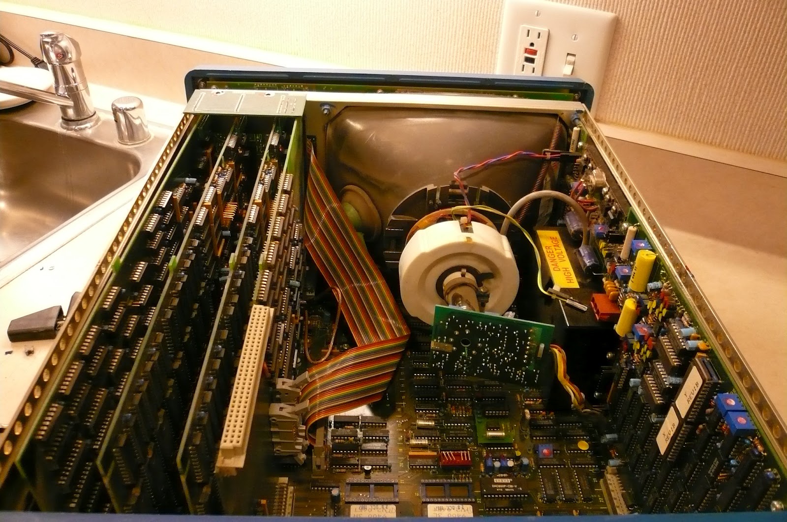 Japan's World of Digital Electronics: Disassembling a LeCroy 9400 ...