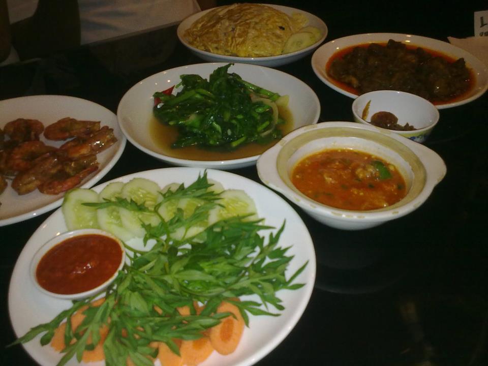 Food Hunt Brunei: Dine at Aminah Arif. Ambuyat!