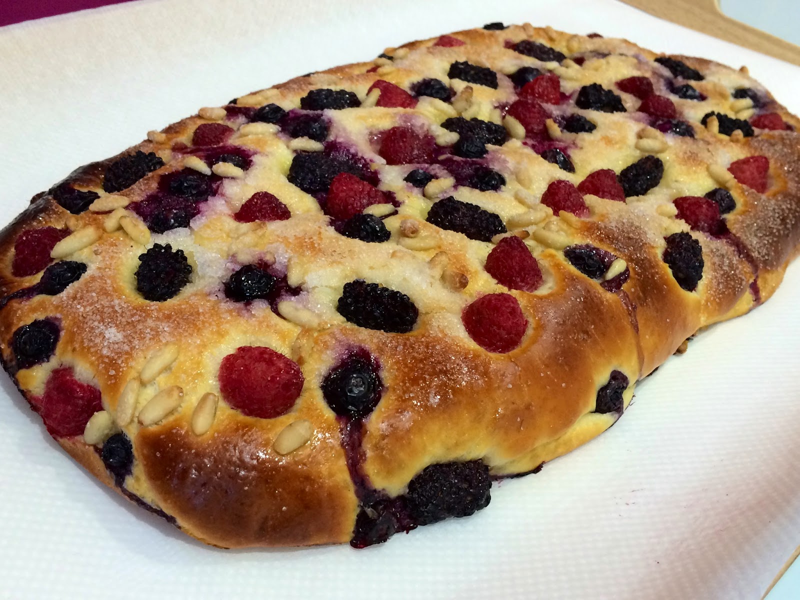 Dulce Muffin: Coca con frutos rojos rellena de crema pastelera